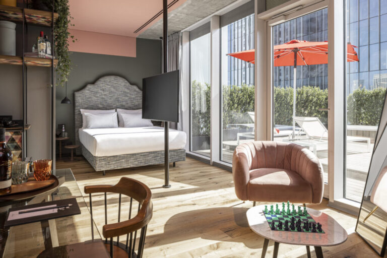Smart Hotel Management Platform: The Perfect Blend of Technology and ...